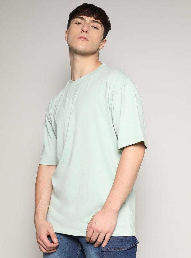 Buy CAMPUS SUTRA Men Solid Oversize Fit T-shirt from Campus Sutra at just INR 1199.0