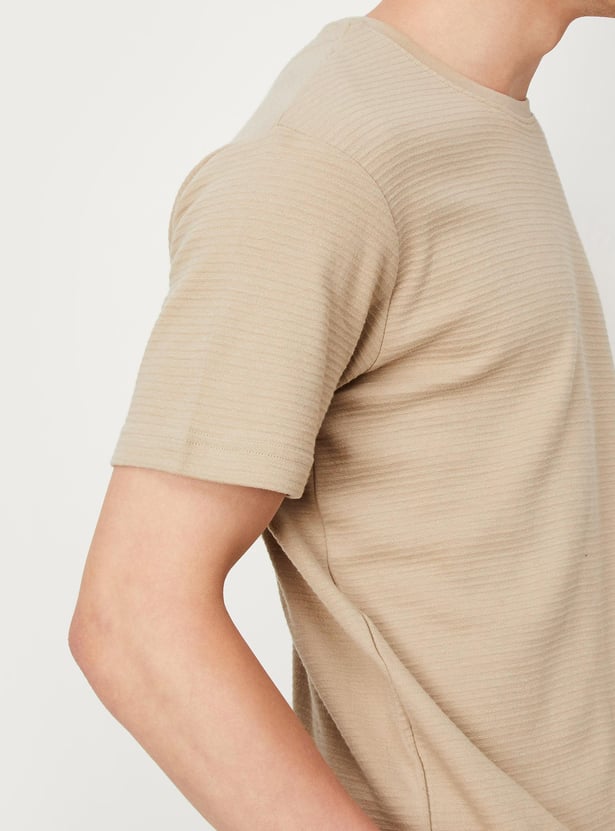 Buy Men Slim Fit Textured T-shirt Online at just Rs. 399.0 ...